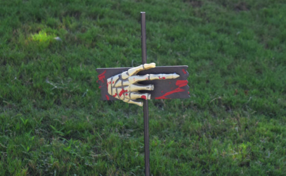 Easy DIY Scary Outdoor Halloween Sign Decorations | The TipToe Fairy