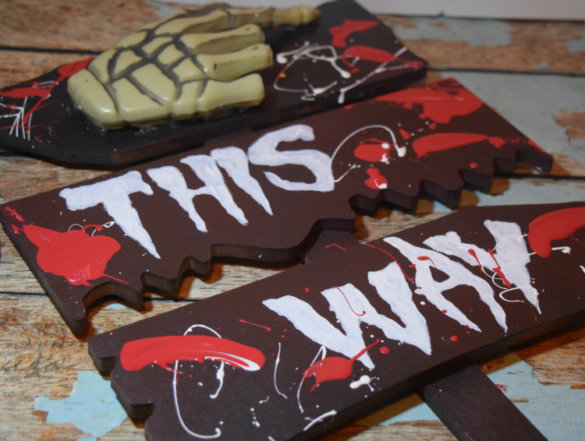 Easy DIY Scary Outdoor Halloween Sign Decorations | The TipToe Fairy