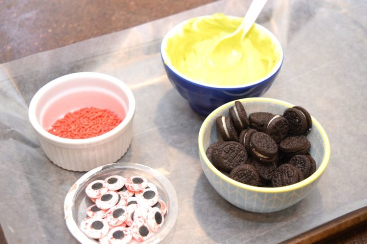 How to make Zombie Eye Cupcakes for Halloween | The TipToe Fairy