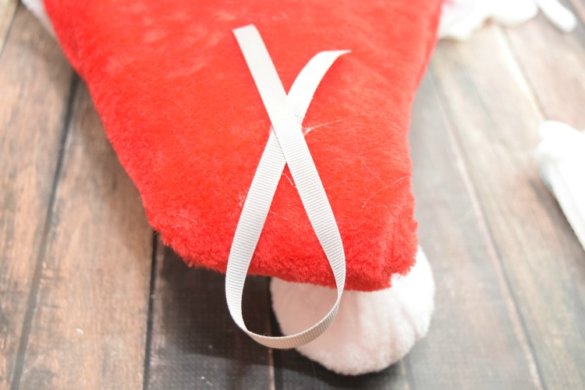 DIY Loopy Yarn Christmas Santa Wreath | The TipToe Fairy