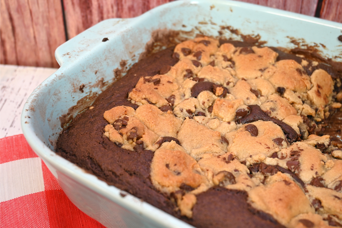 This Chocolate Chip Cookie Dough Dump Cake is so EASY to make! | The ...