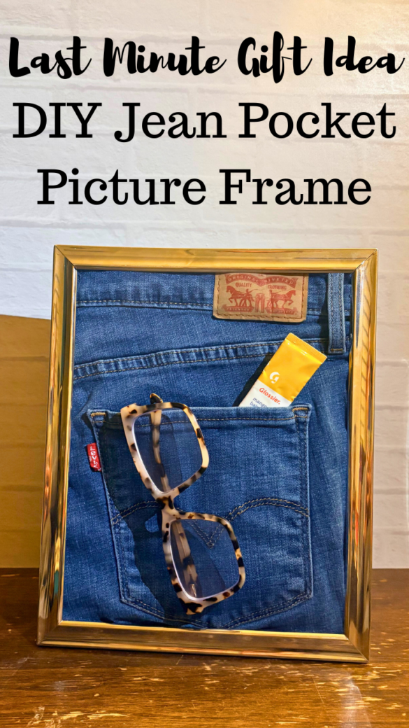 Last Minute DIY Gift: Upcycled Jean Pocket Picture Frame | The TipToe Fairy