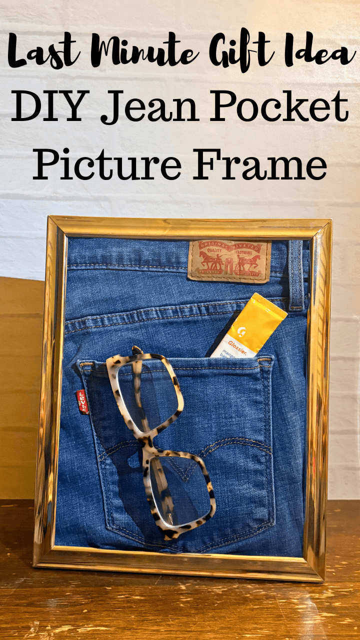Last Minute DIY Gift: Upcycled Jean Pocket Picture Frame | The TipToe Fairy