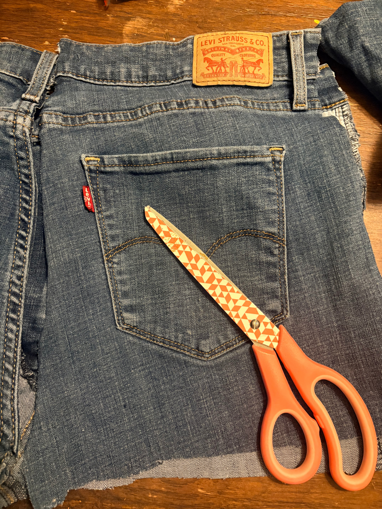 Last Minute DIY Gift: Upcycled Jean Pocket Picture Frame | The TipToe Fairy