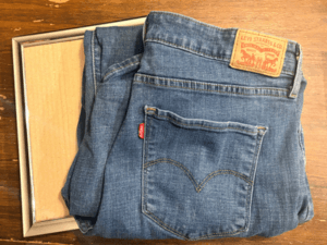 Last Minute DIY Gift: Upcycled Jean Pocket Picture Frame | The TipToe Fairy